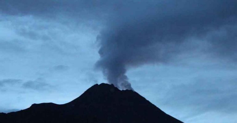 Merapi Keluarkan Asap Tebal Setinggi 600 Meter - Jogja Yogyakarta istimewa